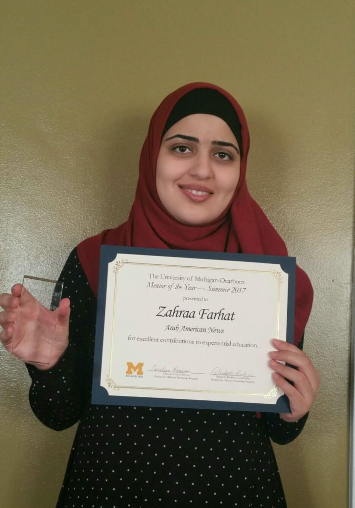 The AANews reporter Zahraa Farhat receives UM-D Mentor of the Year award