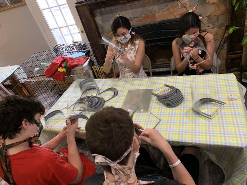 Church group members come together with Muslim neighbor in Dearborn to ...